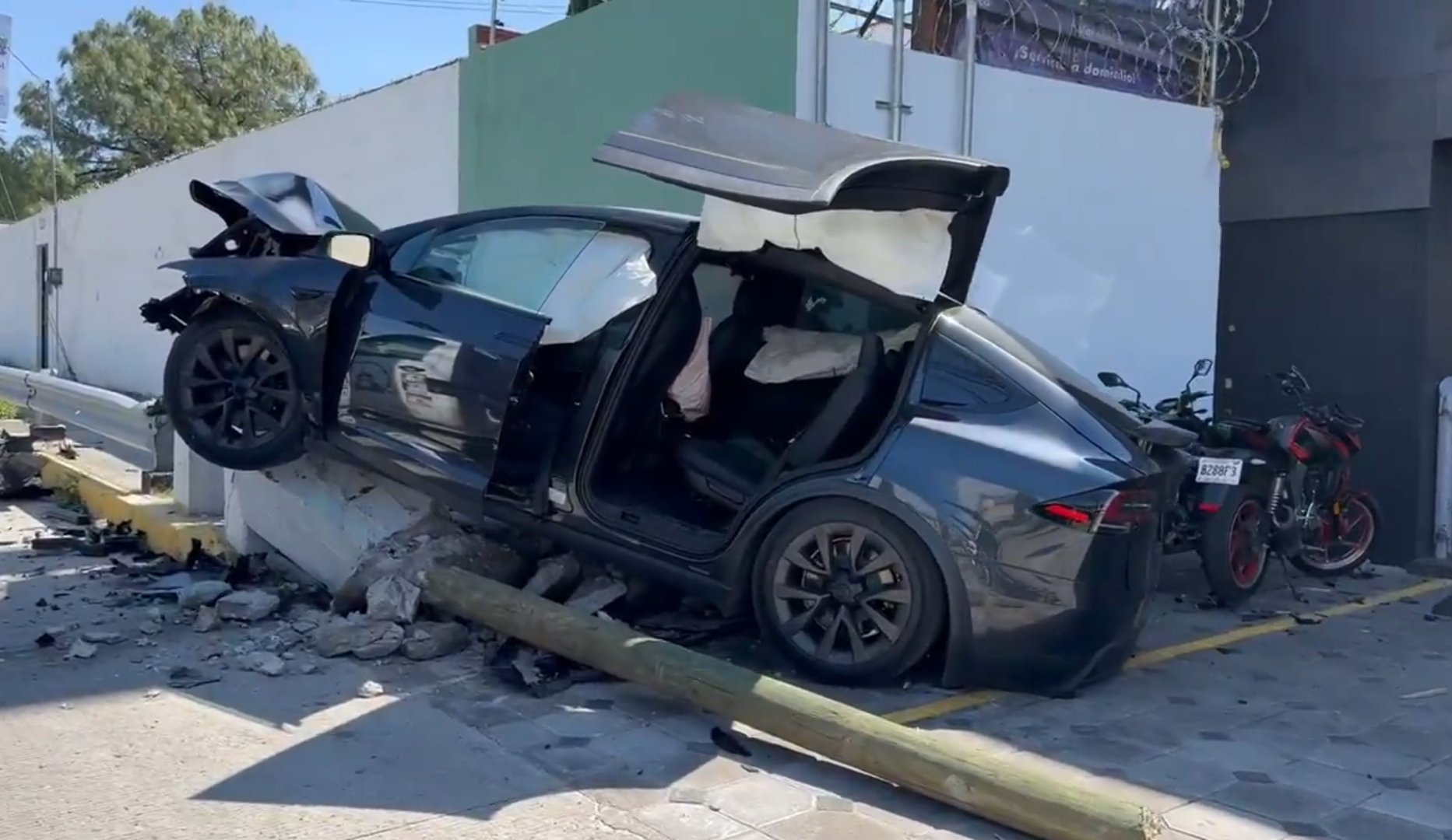 VIDEO Falla mecánica provoca accidente de Tesla en Puebla | Municipios ...